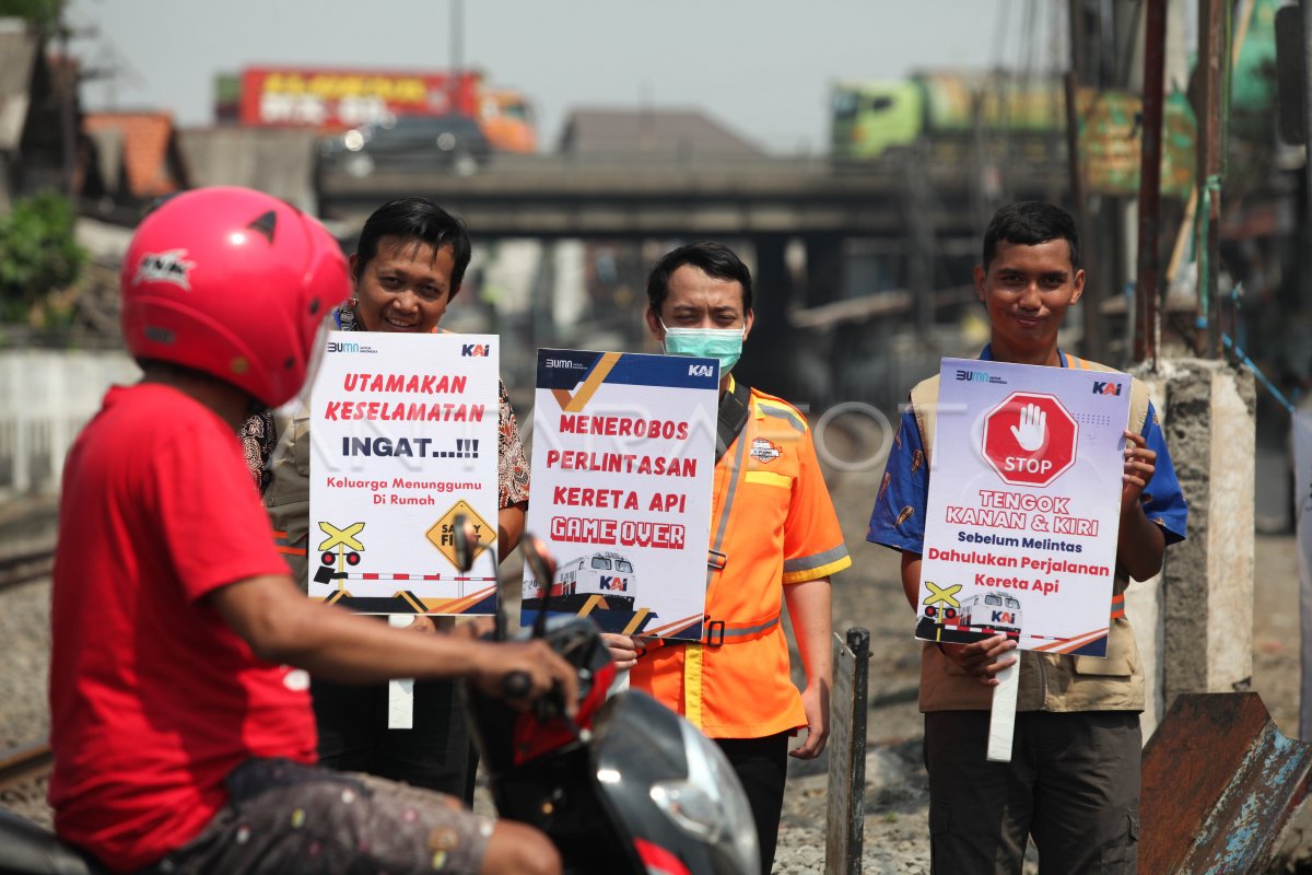 Sosialisasi keselamatan berlalu lintas di perlintasan sebidang kereta api | ANTARA Foto
