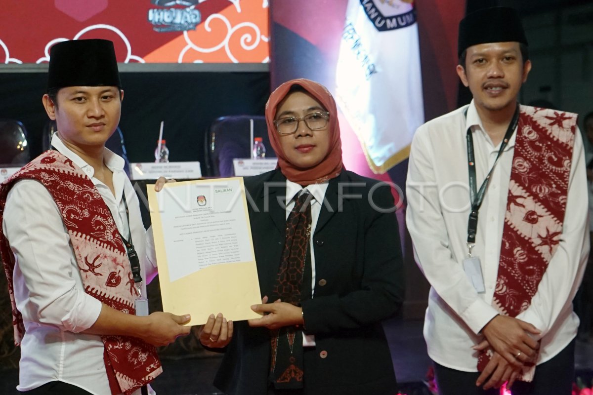 Pengundian dan Penetapan Nomor Urut Calon Tunggal Trenggalek | ANTARA Foto