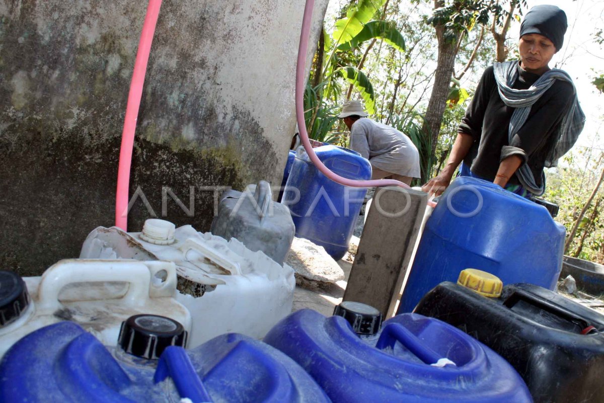 KESULITAN AIR BERSIH | ANTARA Foto