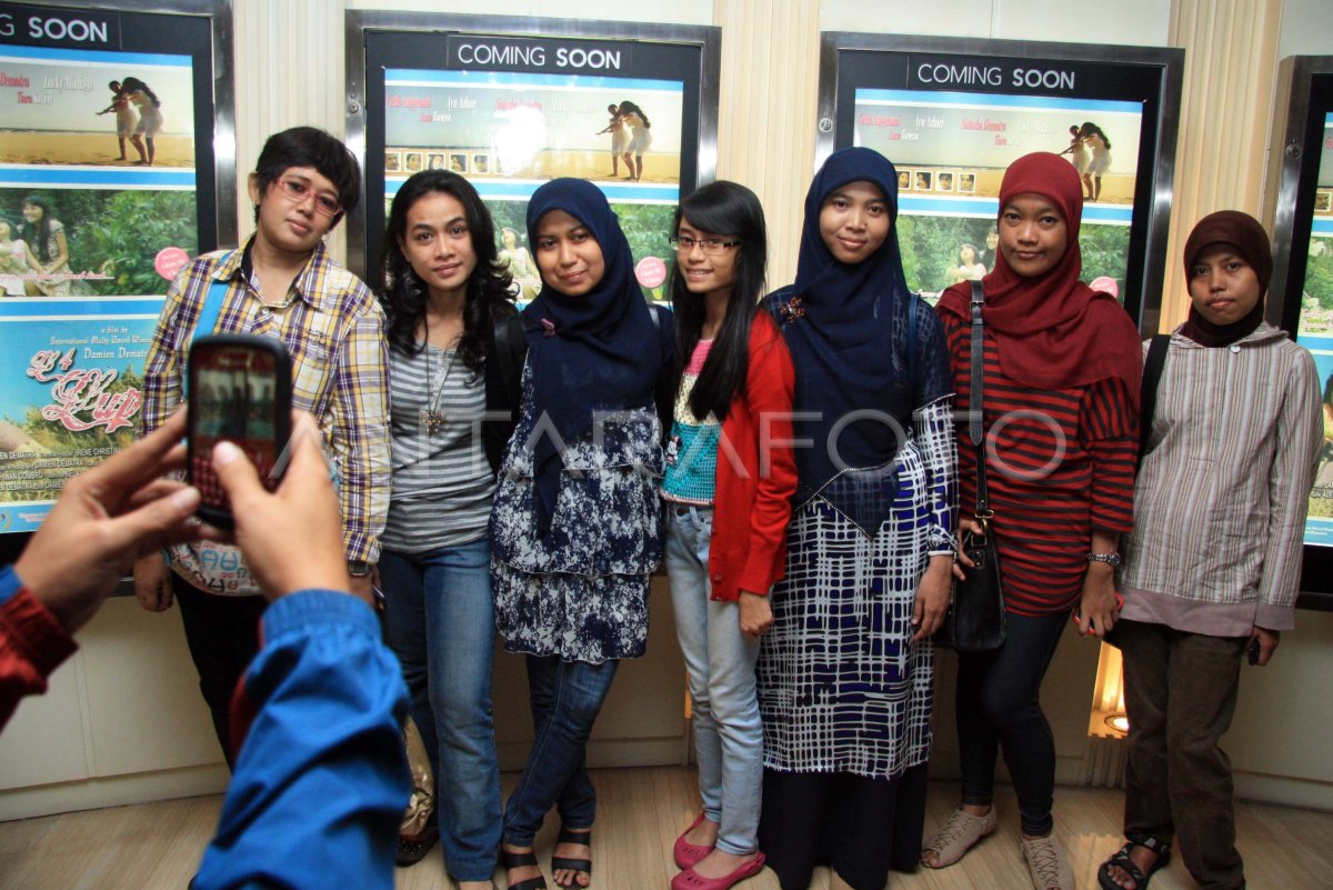 NONTON BARENG FILM LUPUS | ANTARA Foto NONTON BARENG FILM LUPUS | ANTARA Foto