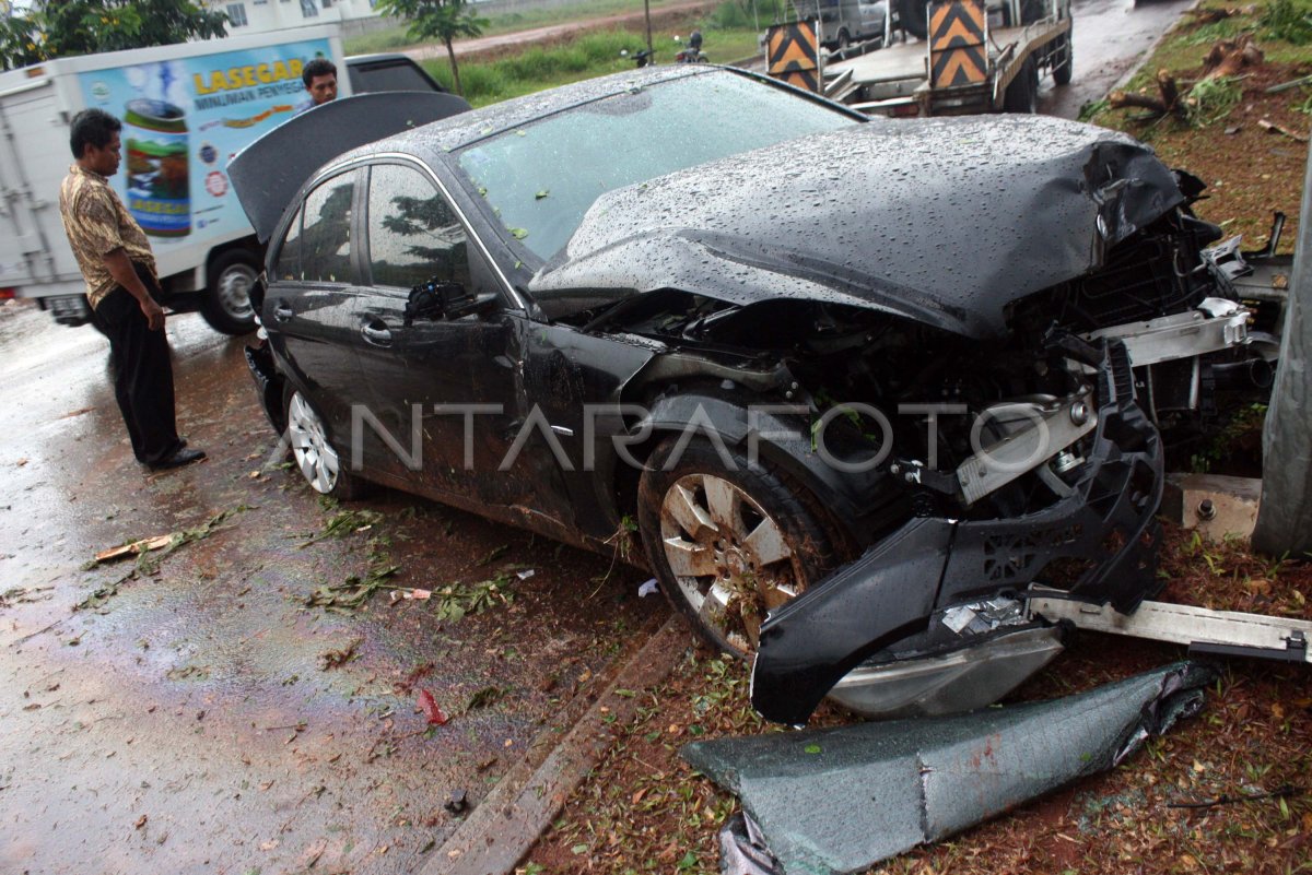TABRAK TIANG LISTRIK | ANTARA Foto TABRAK TIANG LISTRIK | ANTARA Foto