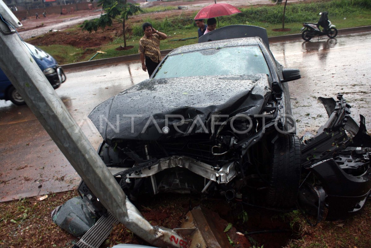 TABRAK TIANG LISTRIK | ANTARA Foto TABRAK TIANG LISTRIK | ANTARA Foto