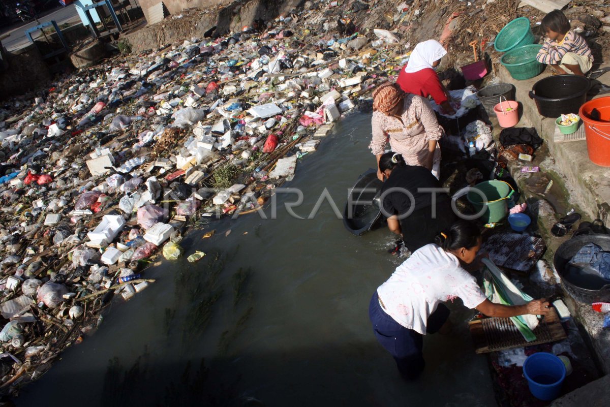KESULITAN AIR BERSIH | ANTARA Foto