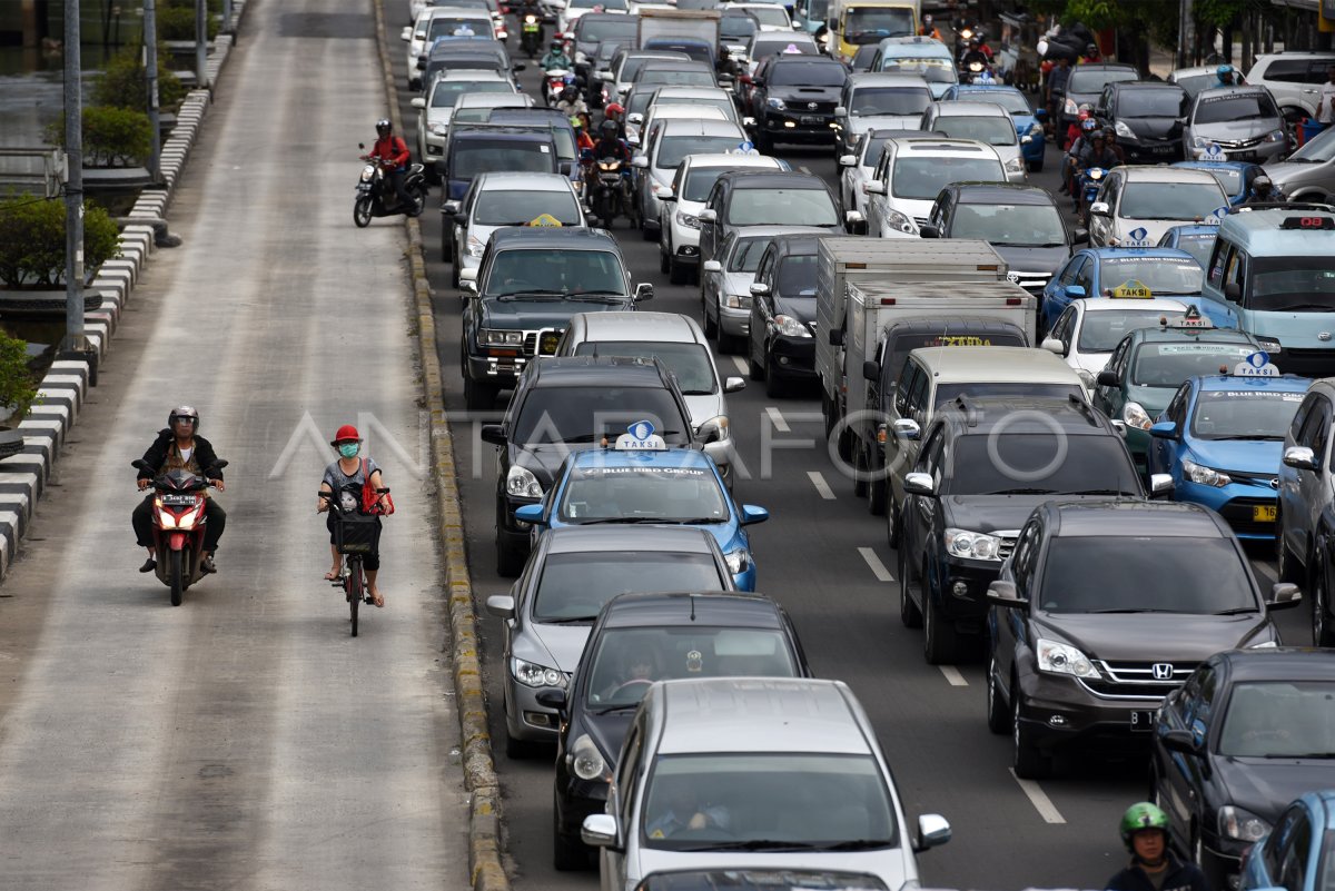 PELANGGARAN JALUR TRANSJAKARTA | ANTARA Foto PELANGGARAN JALUR TRANSJAKARTA | ANTARA Foto