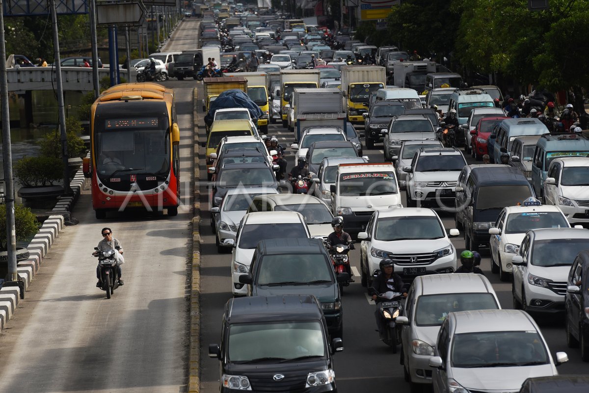 PELANGGARAN JALUR TRANSJAKARTA | ANTARA Foto PELANGGARAN JALUR TRANSJAKARTA | ANTARA Foto
