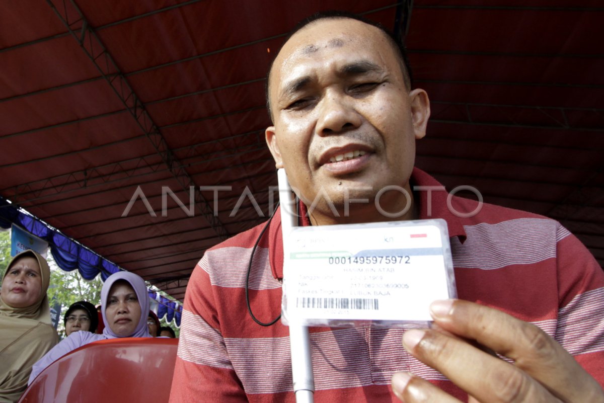 PEMBAGIAN KARTU BPJS | ANTARA Foto PEMBAGIAN KARTU BPJS | ANTARA Foto