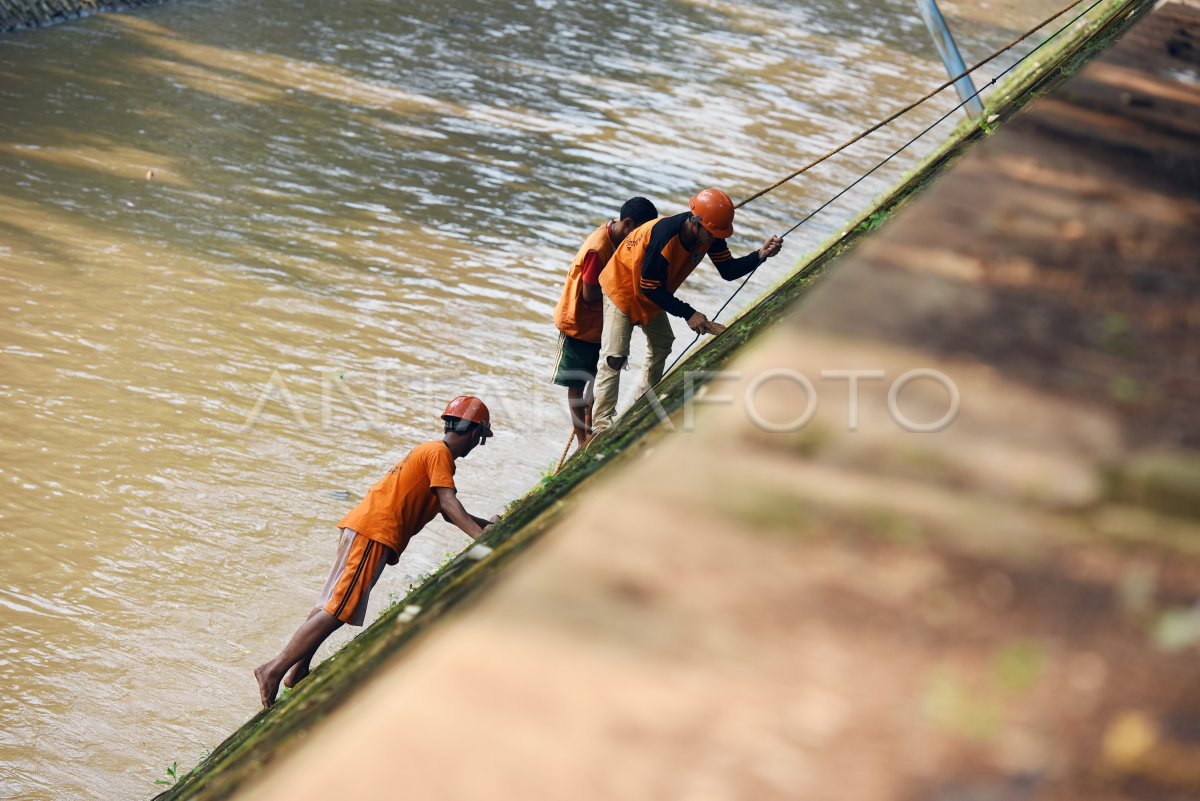 JAGA KEBERSIHAN SUNGAI JAKARTA | ANTARA Foto