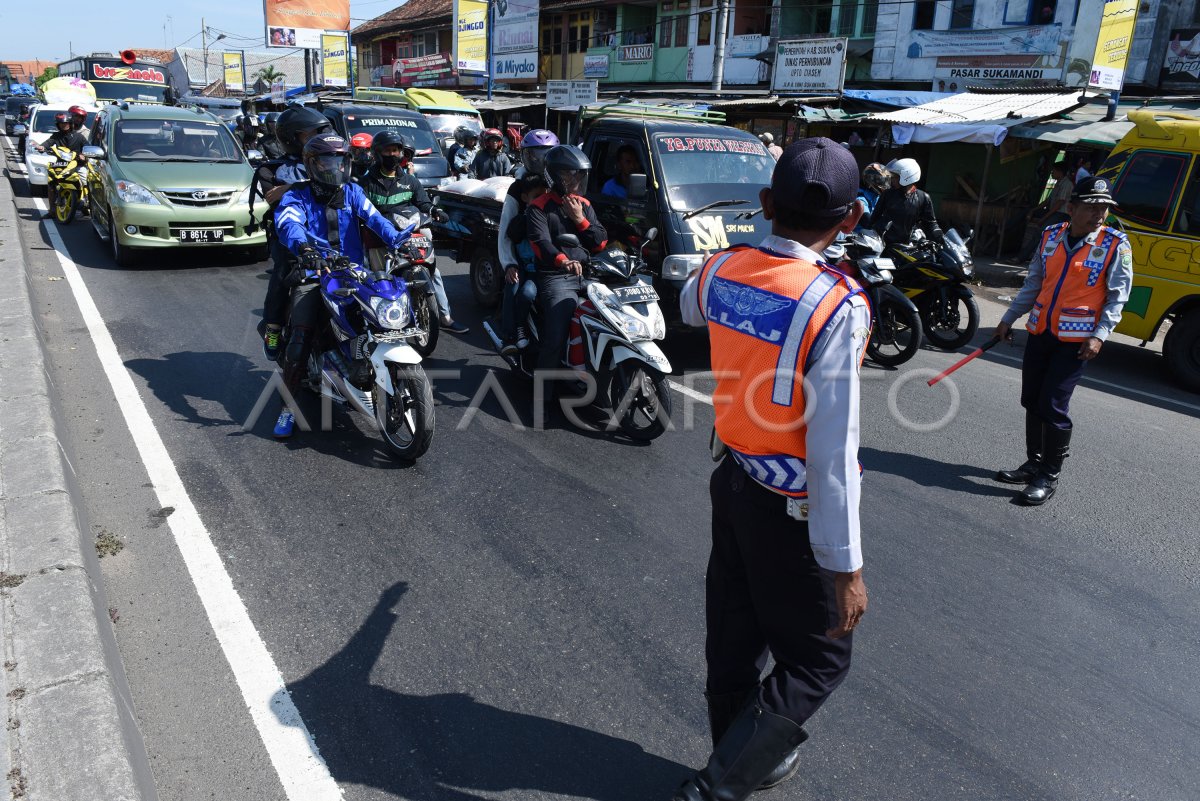 PETUGAS PERSIMPANGAN JALUR PANTURA | ANTARA Foto