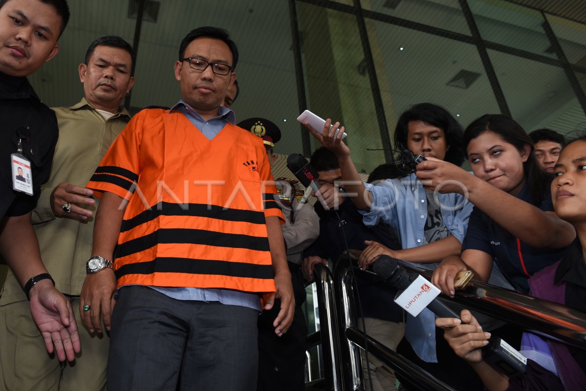 BUDI RACHMAT KURNIAWAN DITAHAN KPK | ANTARA Foto BUDI RACHMAT KURNIAWAN DITAHAN KPK | ANTARA Foto
