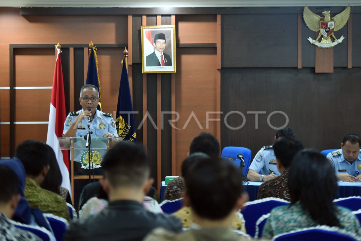 APLIKASI PELAPORAN ORANG ASING | ANTARA Foto