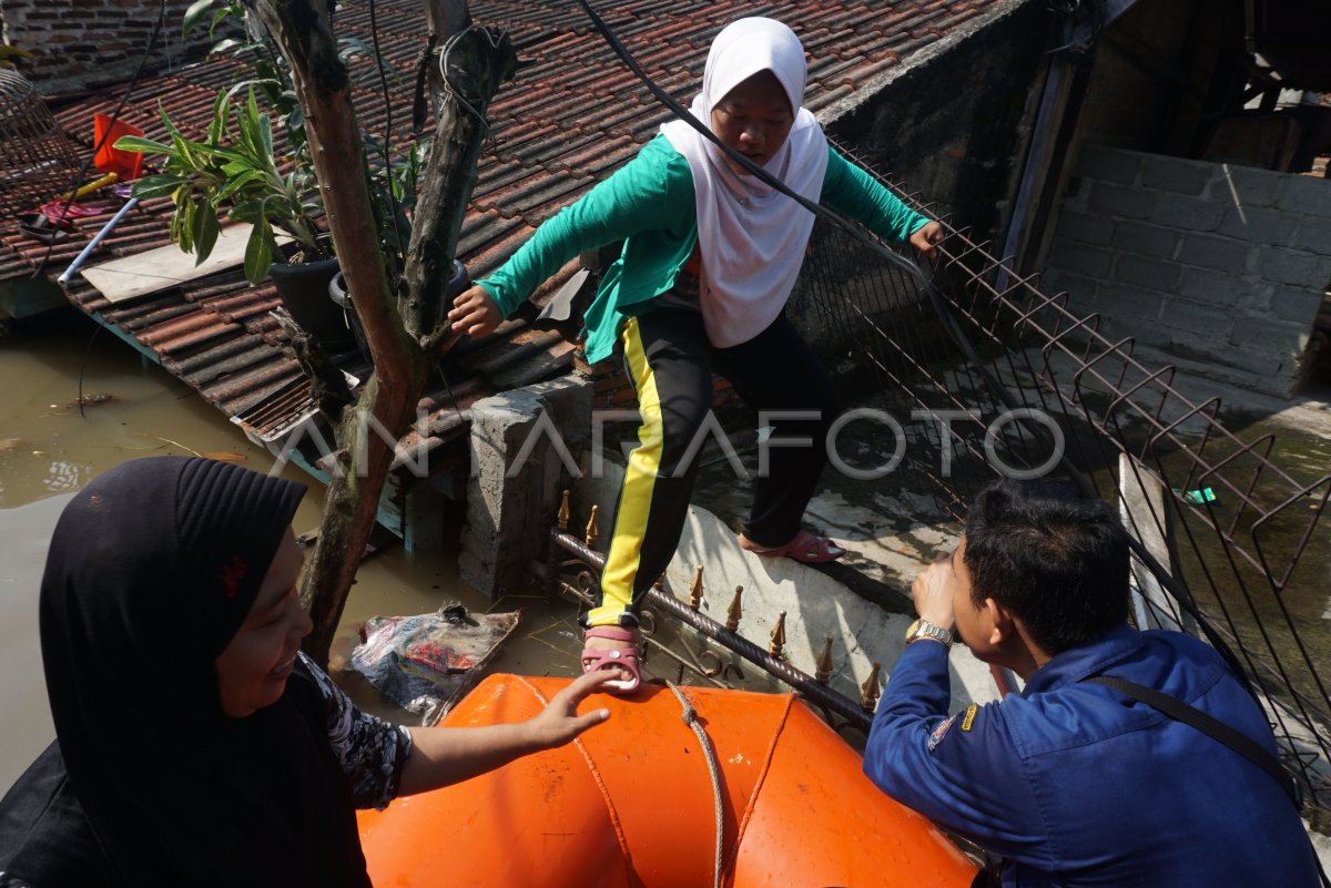 EVAKUASI KORBAN BANJIR | ANTARA Foto