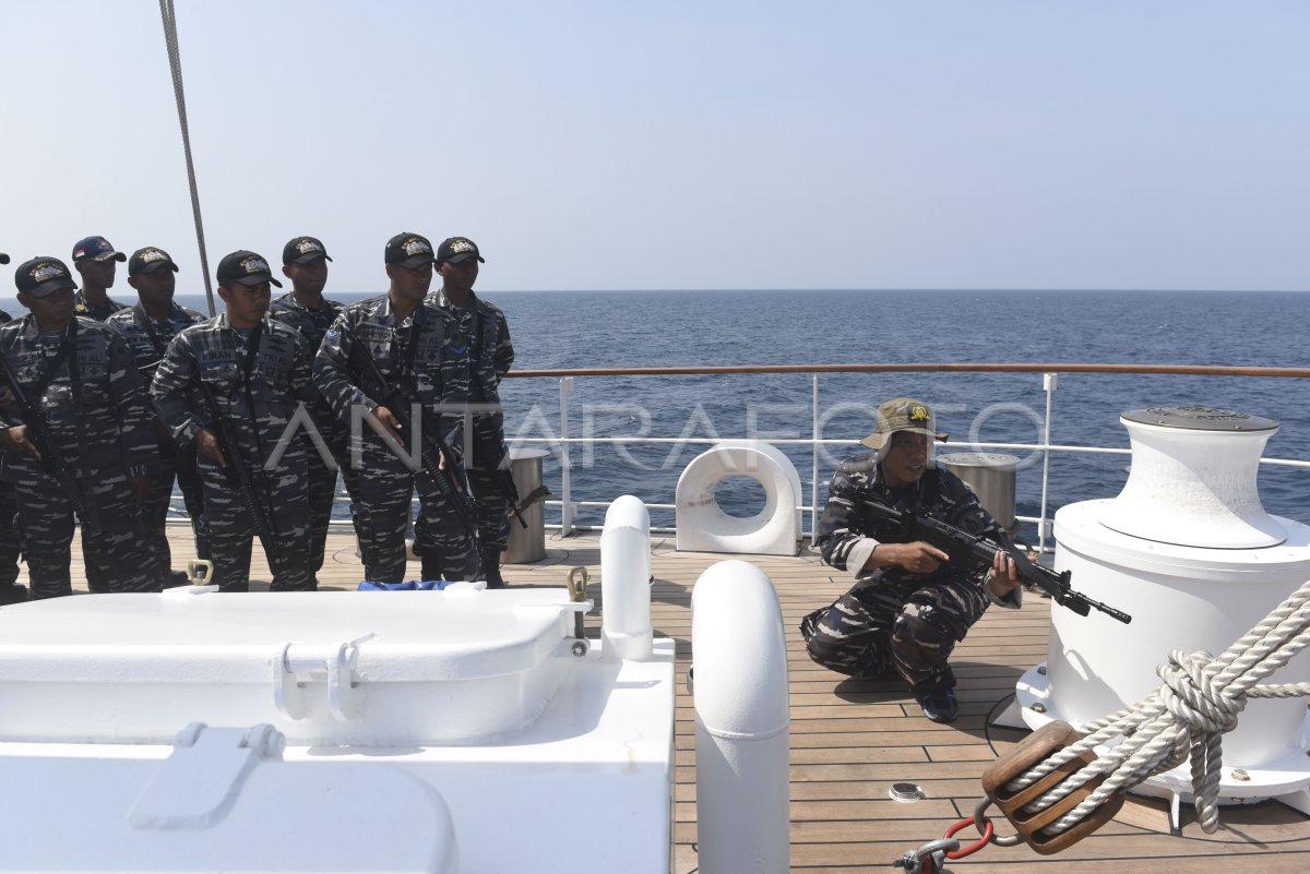 LATIHAN PENJAGAAN KRI BIMA SUCI | ANTARA Foto LATIHAN PENJAGAAN KRI BIMA SUCI | ANTARA Foto