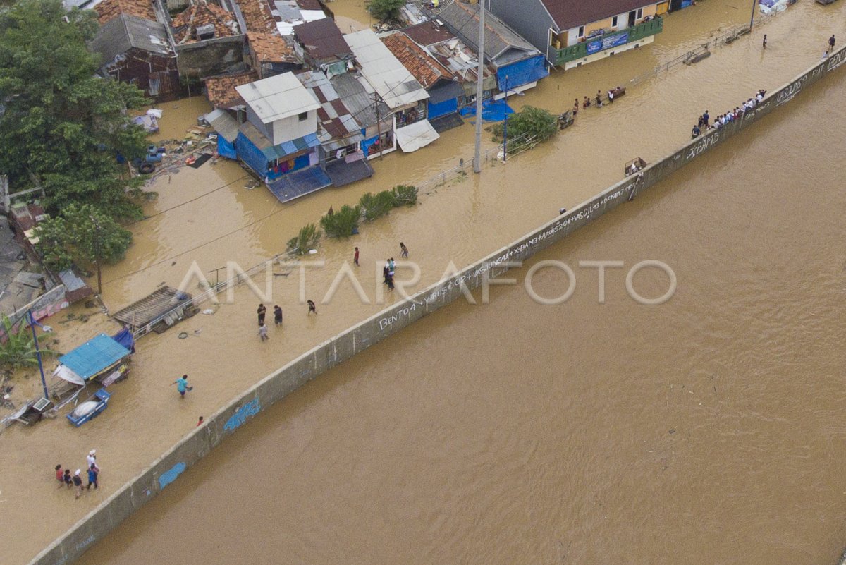 BANJIR LUAPAN SUNGAI CILIWUNG | ANTARA Foto