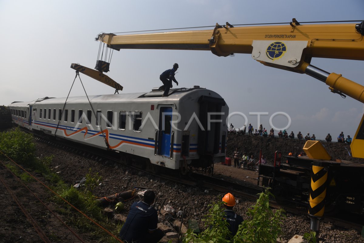 KECELAKAAN KERETA API NGAWI | ANTARA Foto