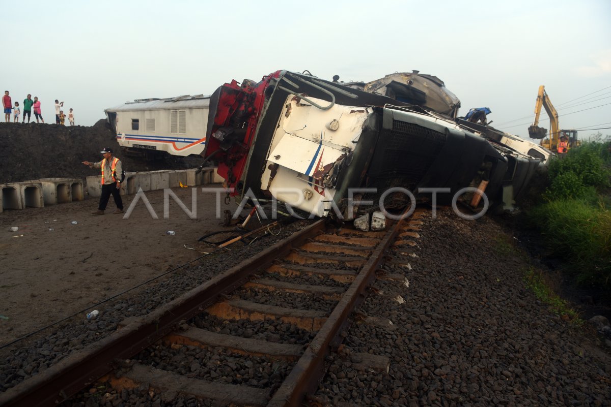 KECELAKAAN KERETA API NGAWI | ANTARA Foto KECELAKAAN KERETA API NGAWI | ANTARA Foto