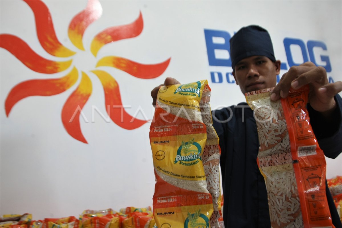 BULOG UJI COBA JUAL BERAS KEMASAN | ANTARA Foto