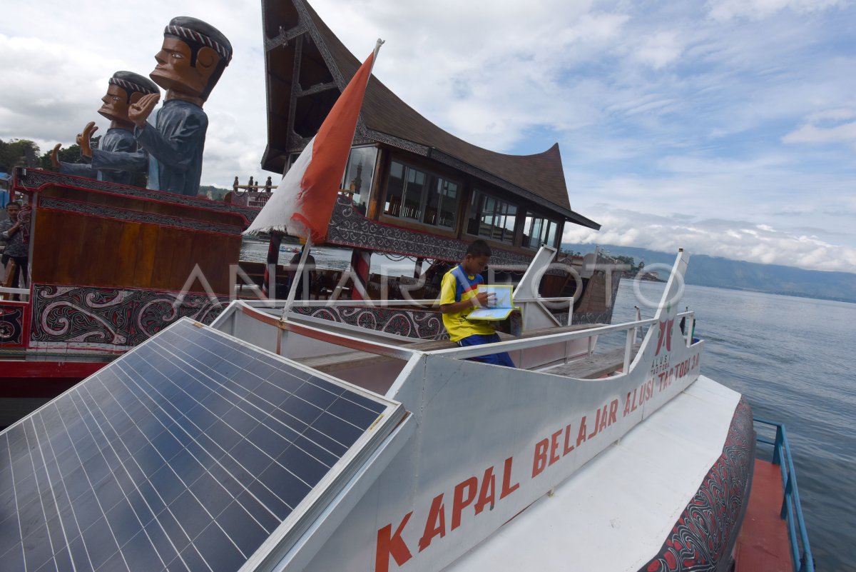 KAPAL BELAJAR DI DANAU TOBA | ANTARA Foto