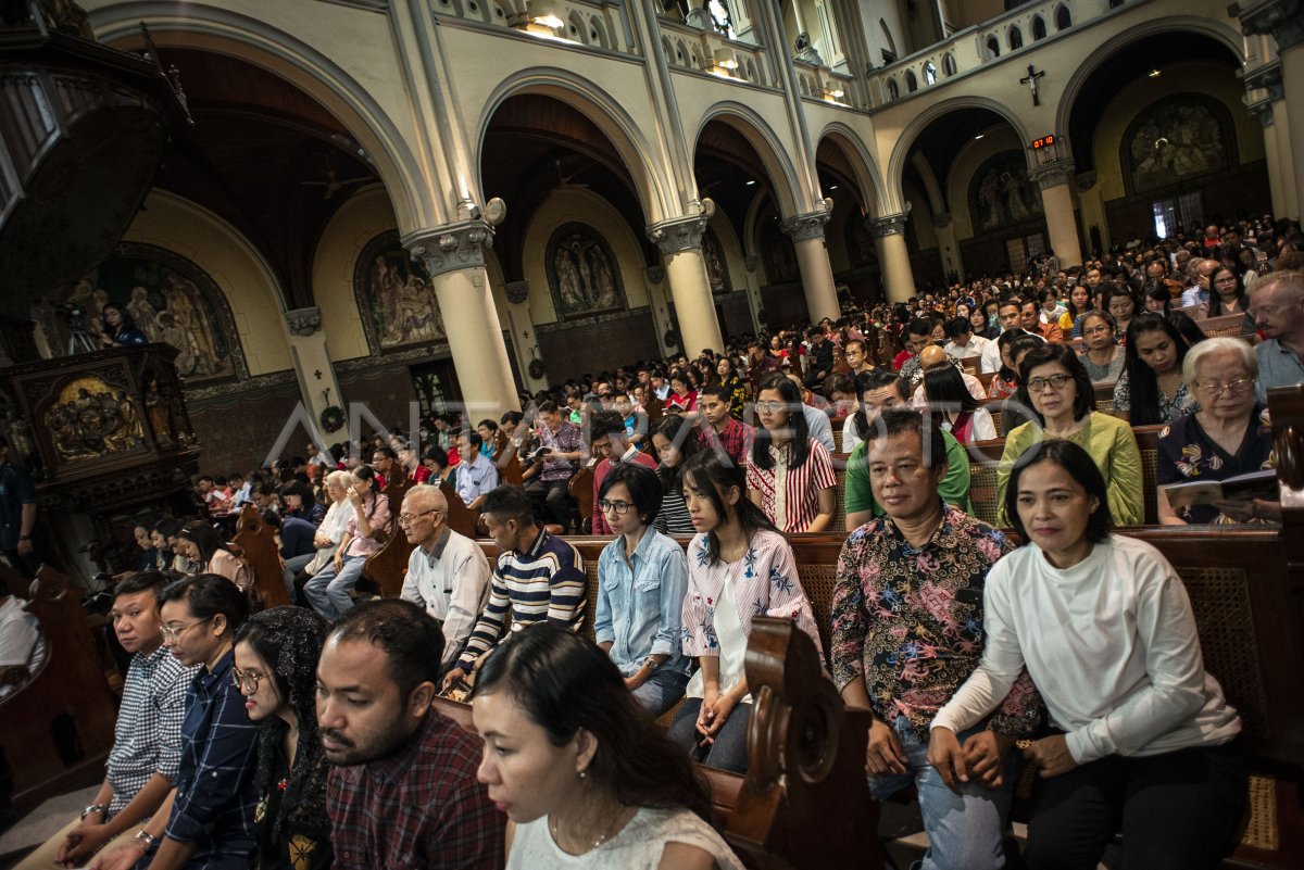 MISA NATAL DI GEREJA KATEDRAL | ANTARA Foto MISA NATAL DI GEREJA KATEDRAL | ANTARA Foto