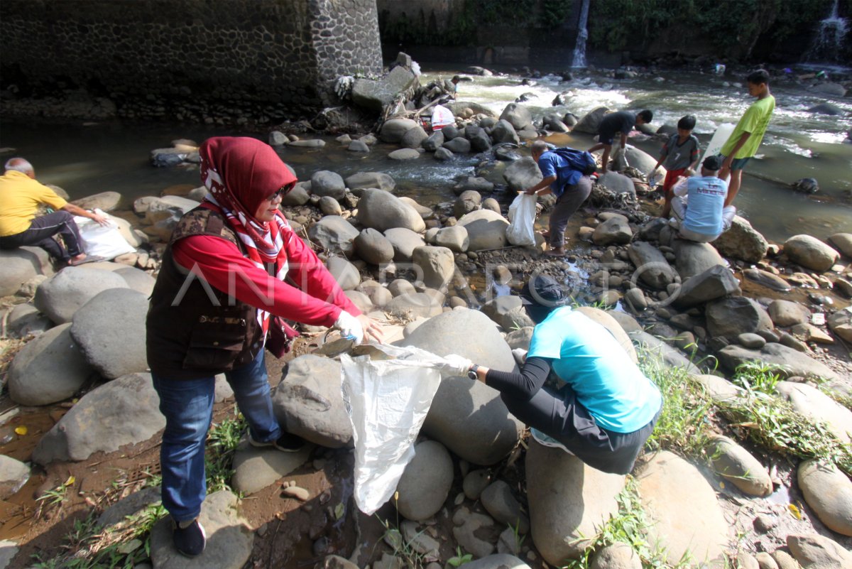 AKSI BERSIH SUNGAI CILIWUNG | ANTARA Foto AKSI BERSIH SUNGAI CILIWUNG | ANTARA Foto