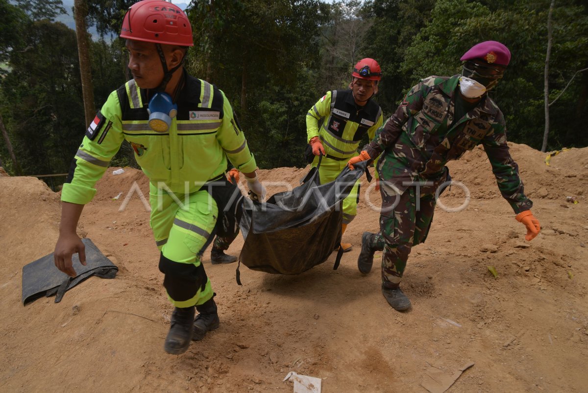 Evakuasi Korban Tambang Emas Ilegal Antara Foto