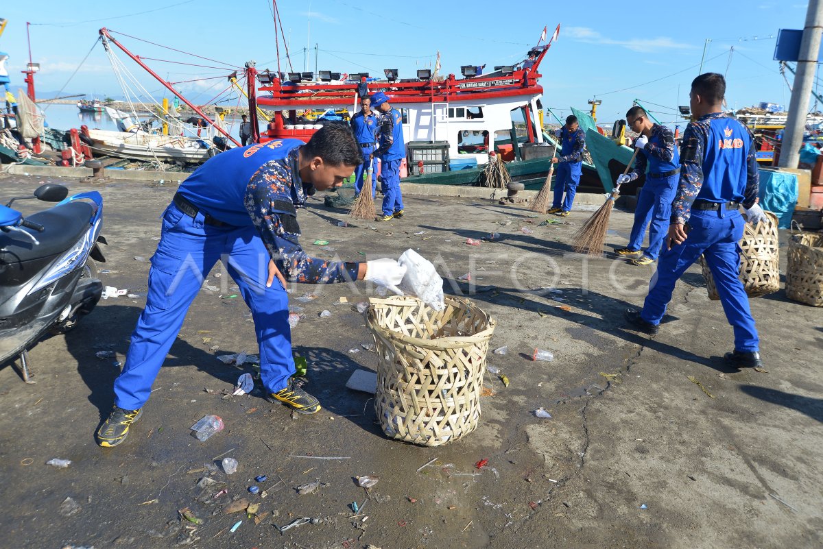 SATGAS LAUT BIRU BERSIHKAN SAMPAH PLASTIK | ANTARA Foto