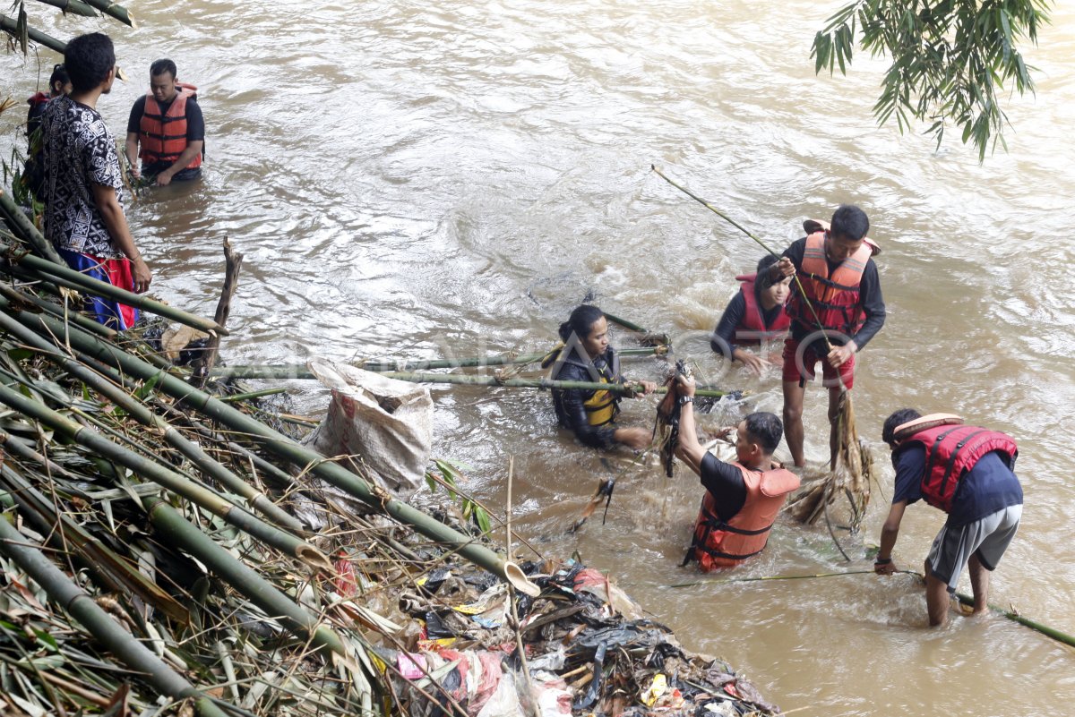 AKSI BERSIH BANTARAN SUNGAI CILIWUNG | ANTARA Foto