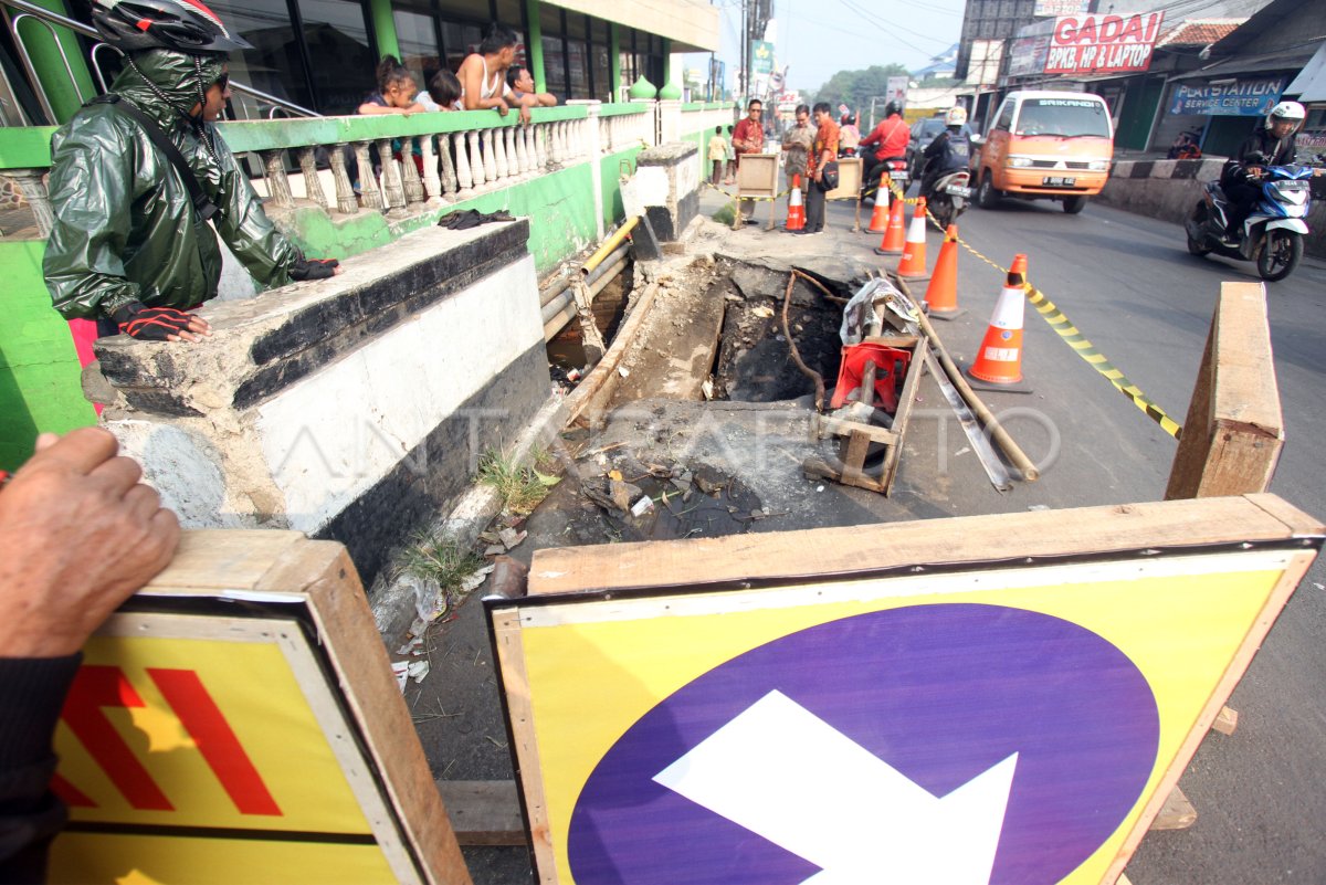 JALAN JEMBATAN DI DEPOK AMBLAS | ANTARA Foto