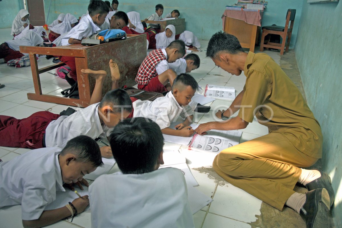 SEKOLAH BELAJAR DI LANTAI | ANTARA Foto