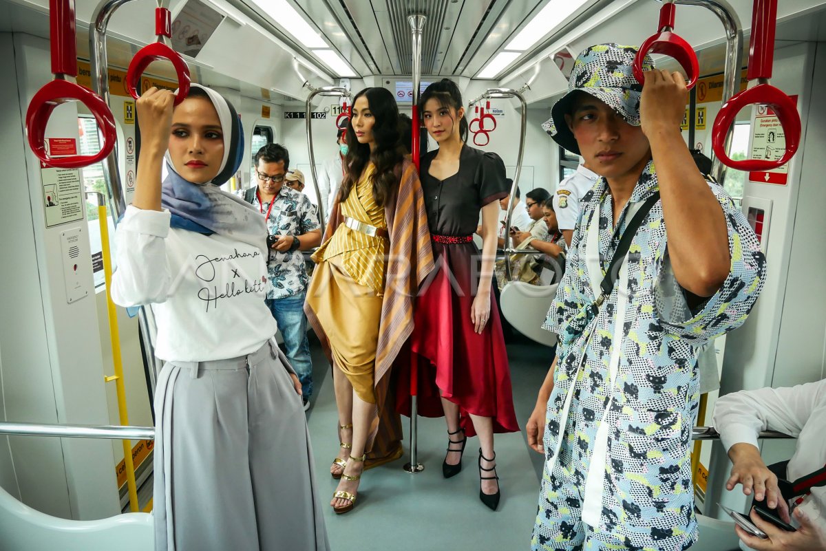 PERAGAAN BUSANA DI GERBONG LRT | ANTARA Foto