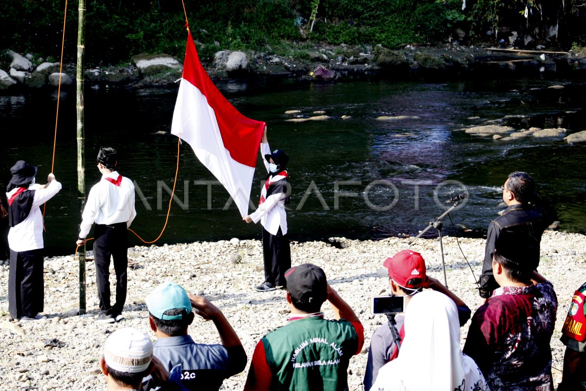 PENGIBARAN BENDERA MERAH PUTIH DI SUNGAI TERCEMAR LIMBAH | ANTARA Foto PENGIBARAN BENDERA MERAH PUTIH DI SUNGAI TERCEMAR LIMBAH | ANTARA Foto