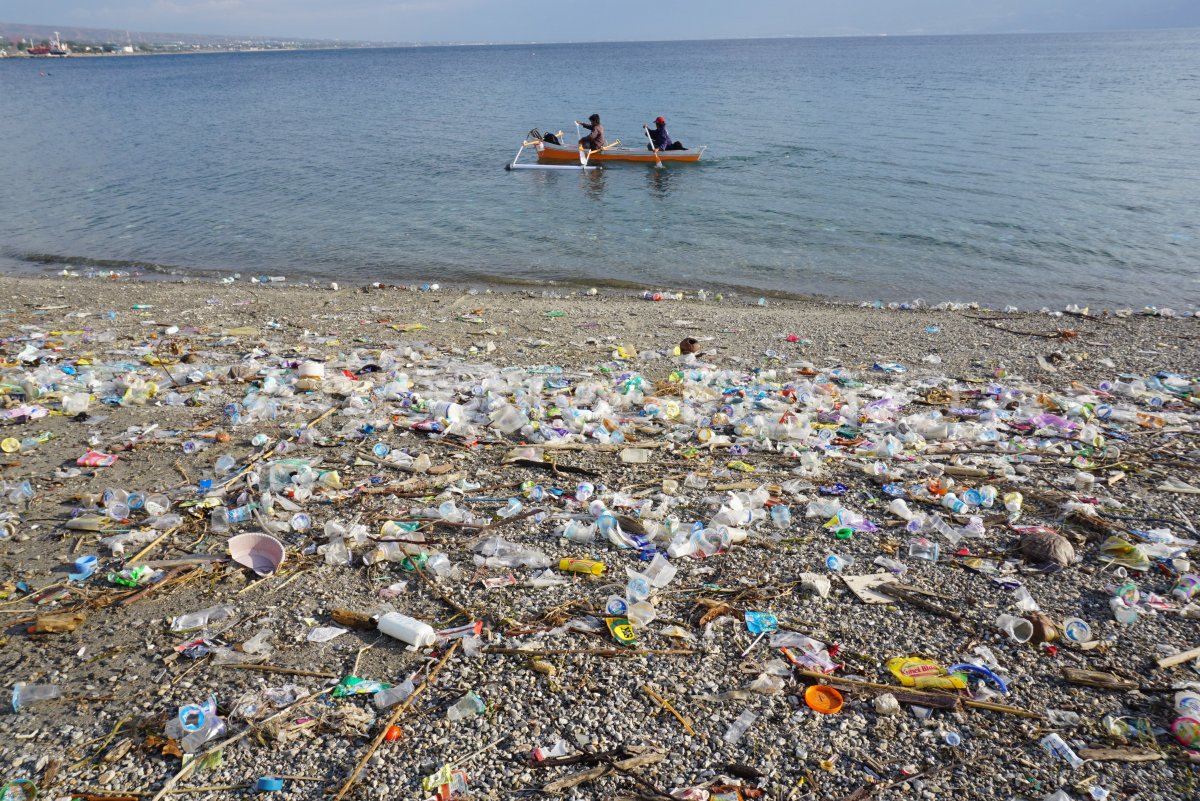 SAMPAH PLASTIK PENUHI PANTAI | ANTARA Foto SAMPAH PLASTIK PENUHI PANTAI | ANTARA Foto