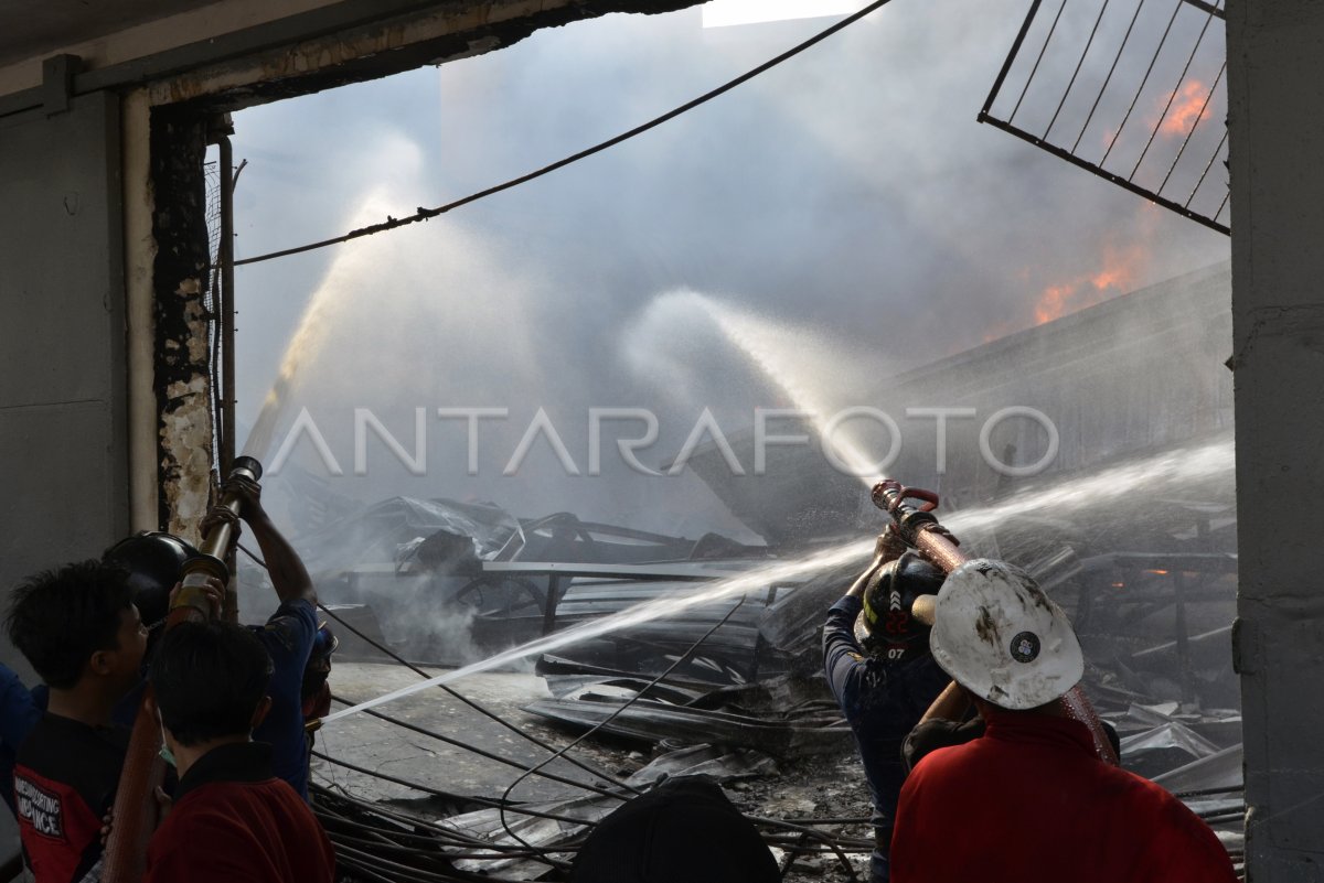 KEBAKARAN PABRIK MINYAK GORENG LAMPUNG | ANTARA Foto