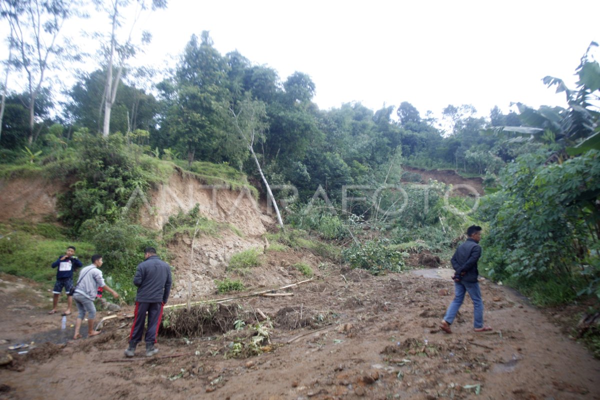 LONGSOR TUTUP AKSES JALAN | ANTARA Foto