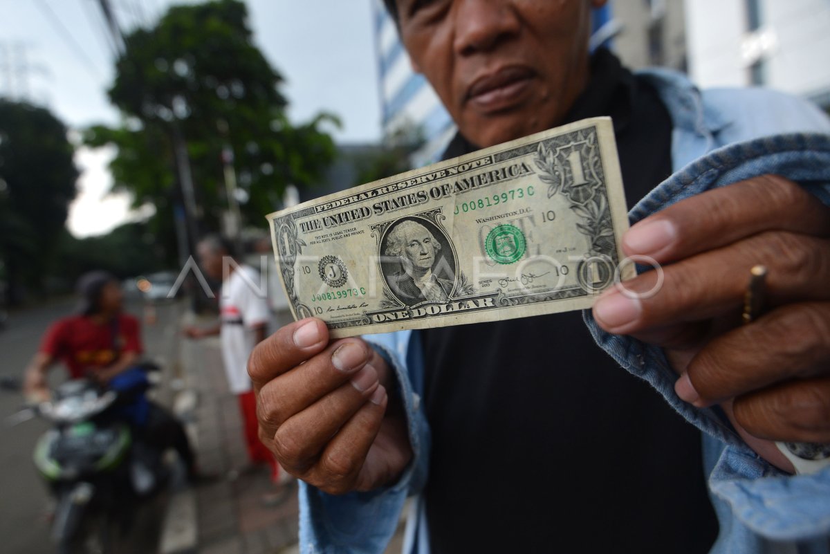 NILAI TUKAR RUPIAH MELEMAH | ANTARA Foto