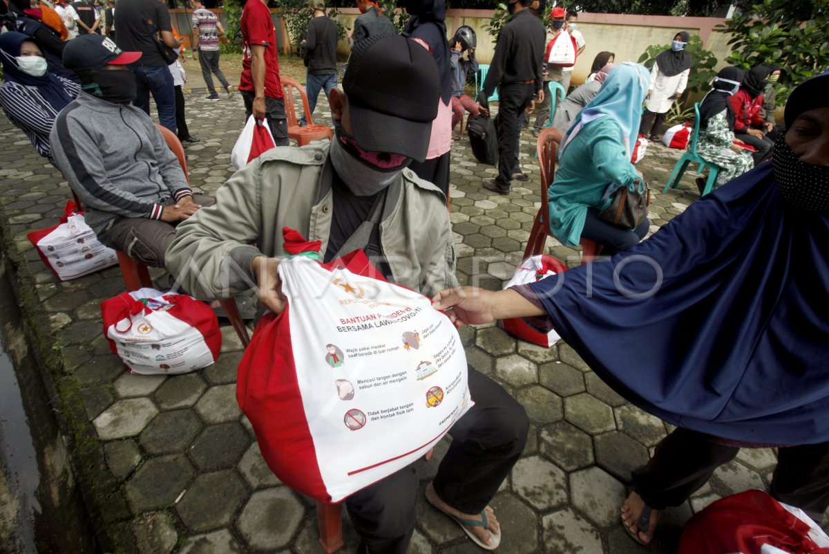 PENYALURAN BANTUAN SEMBAKO PRESIDEN | ANTARA Foto PENYALURAN BANTUAN SEMBAKO PRESIDEN | ANTARA Foto