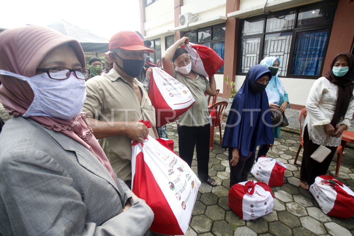 PENYALURAN BANTUAN SEMBAKO PRESIDEN | ANTARA Foto PENYALURAN BANTUAN SEMBAKO PRESIDEN | ANTARA Foto
