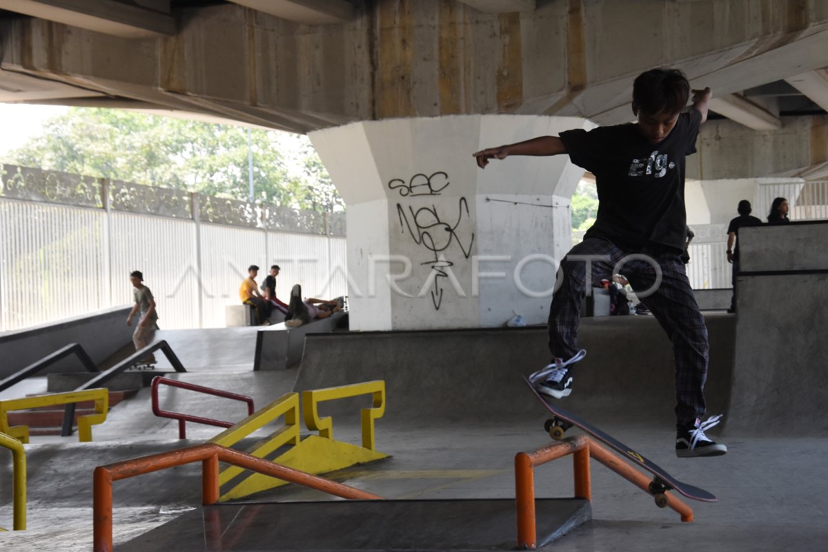 SKATEPARK PASAR REBO KEMBALI RAMAI | ANTARA Foto SKATEPARK PASAR REBO KEMBALI RAMAI | ANTARA Foto