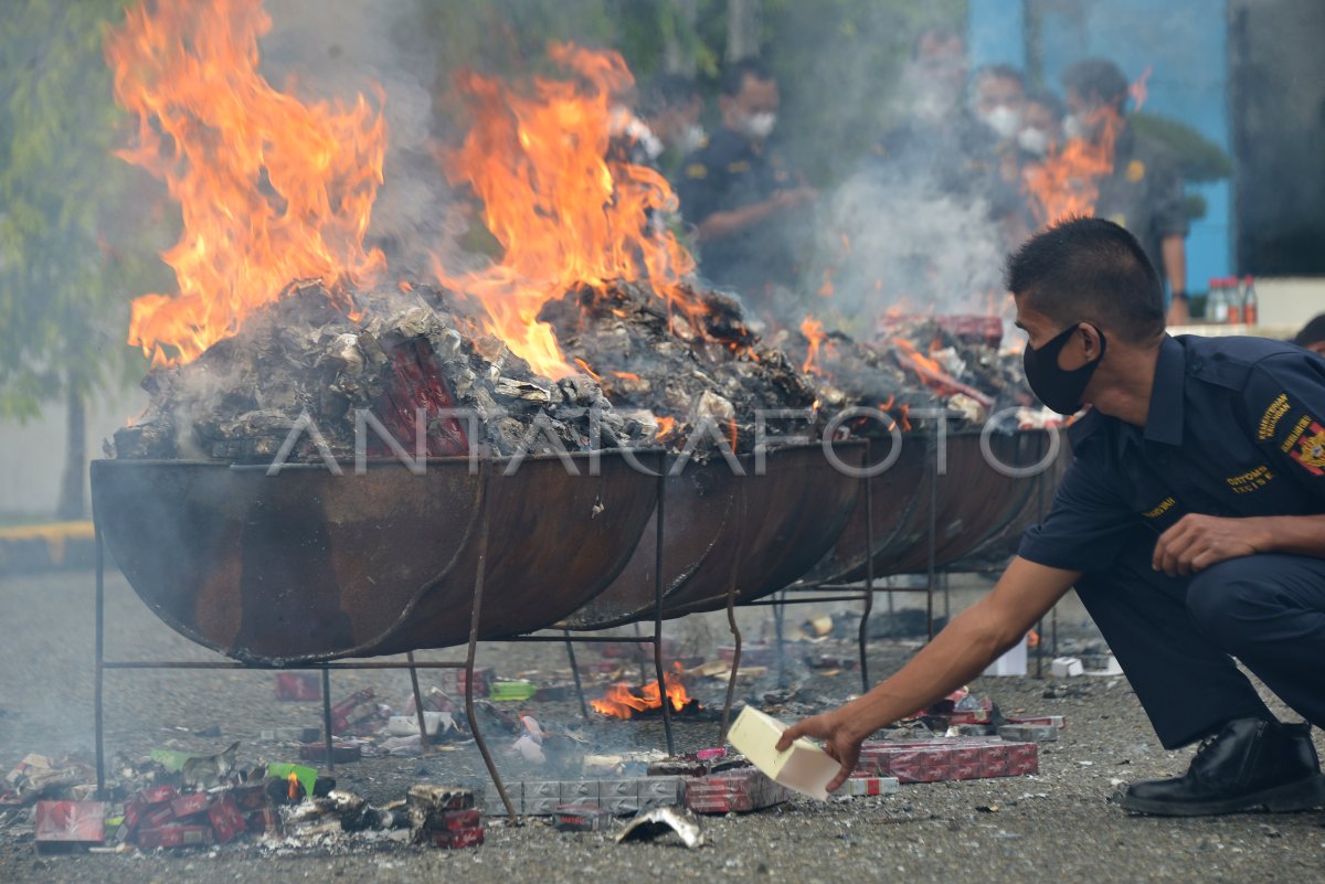 PEMUSNAHAN BARANG IMPOR ILEGAL HASIL PENINDAKAN BEA CUKAI | ANTARA Foto