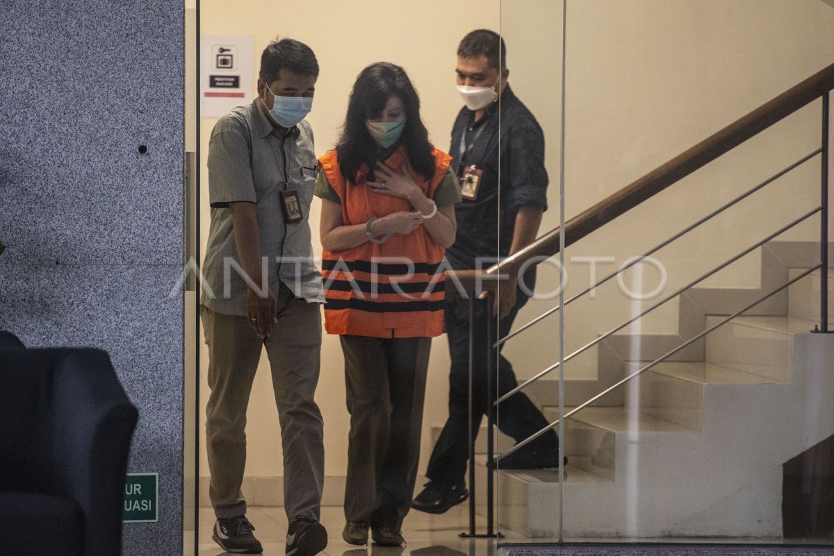 KPK TAHAN TERSANGKA PENGADAAN TANAH DI MUNJUL | ANTARA Foto