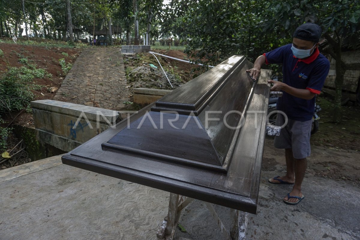 PRODUKSI PETI MATI | ANTARA Foto