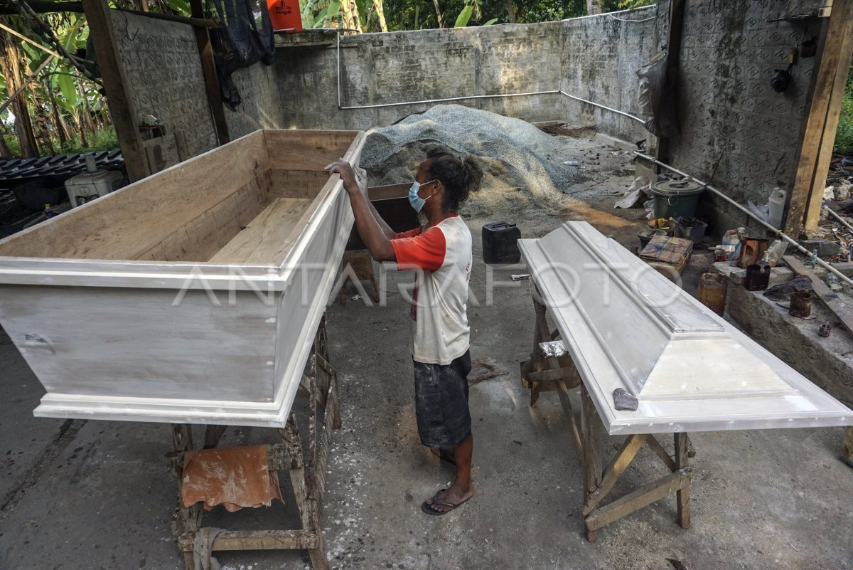 PRODUKSI PETI MATI | ANTARA Foto