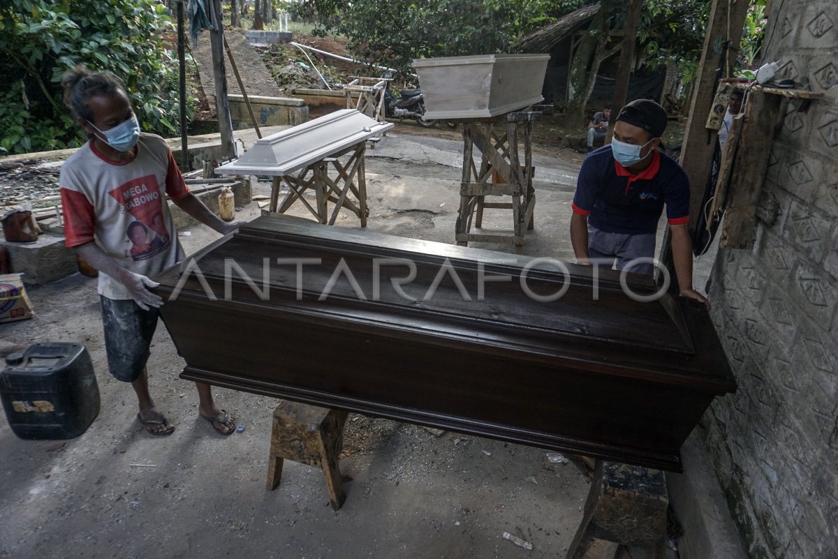 PRODUKSI PETI MATI | ANTARA Foto