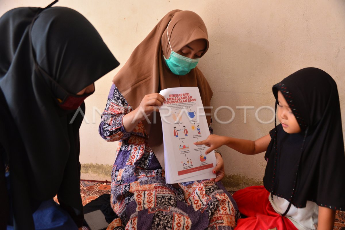 GURU TK DATANGI RUMAH MURID ANTAR BUKU PELAJARAN | ANTARA Foto