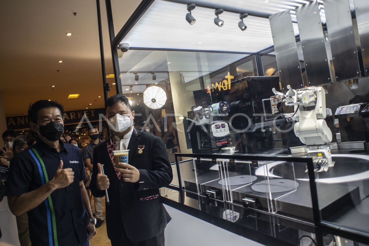 ROBOT BARISTA FAMILYMART | ANTARA Foto ROBOT BARISTA FAMILYMART | ANTARA Foto