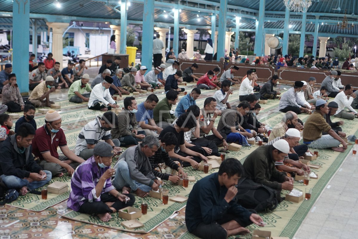 BUKA PUASA BERSAMA DI MASJID AGUNG SOLO | ANTARA Foto
