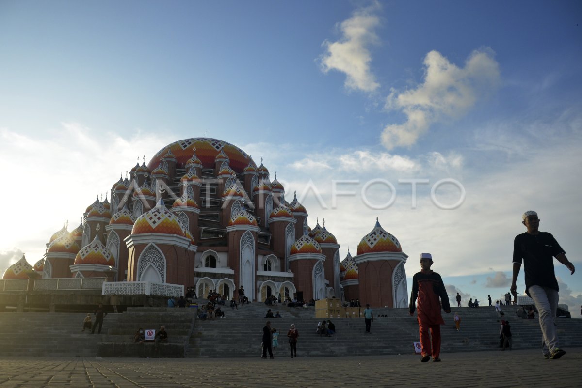 Ngabuburit Di Masjid 99 Kubah Antara Foto