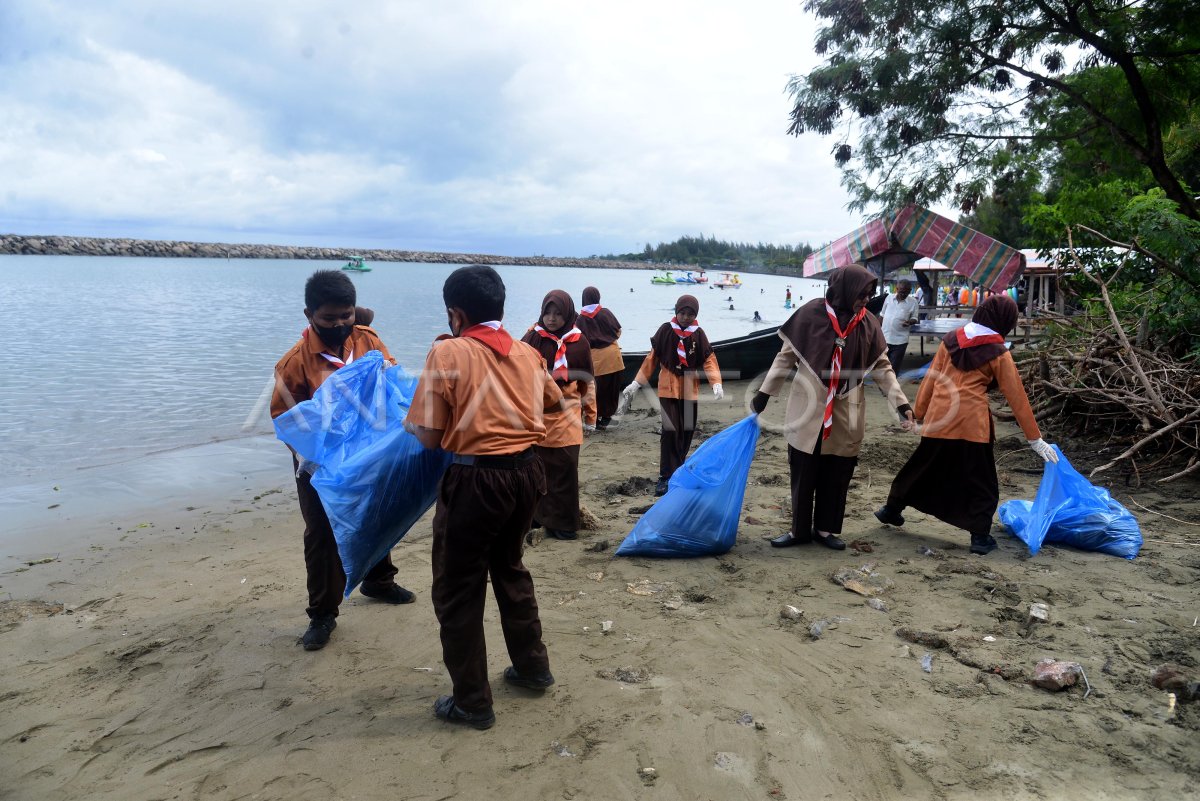 PRAMUKA AKSI BERSIH PANTAI DAN CINTA LAUT | ANTARA Foto