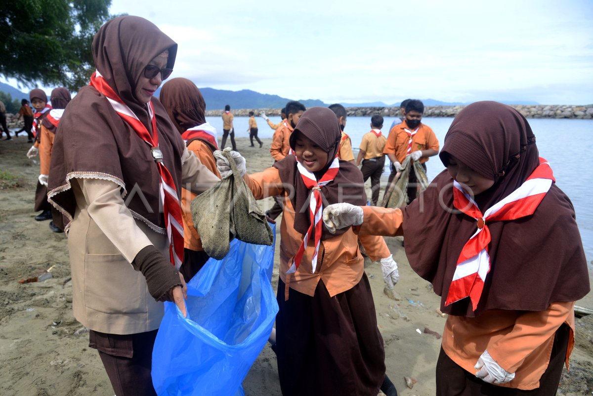 PRAMUKA AKSI BERSIH PANTAI DAN CINTA LAUT | ANTARA Foto PRAMUKA AKSI BERSIH PANTAI DAN CINTA LAUT | ANTARA Foto