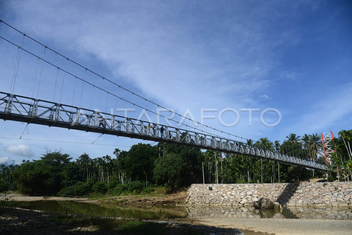 PENGOPERASIAN JEMBATAN GANTUNG DI PEDALAMAN ACEH | ANTARA Foto