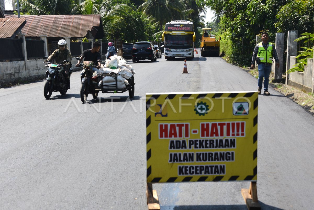 PERBAIKAN JALAN NASIONAL JELANG LEBARAN | ANTARA Foto
